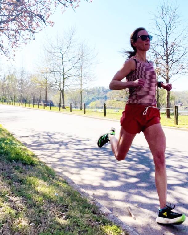 How to Run Strides (& Why You Should) - The Mother Runners