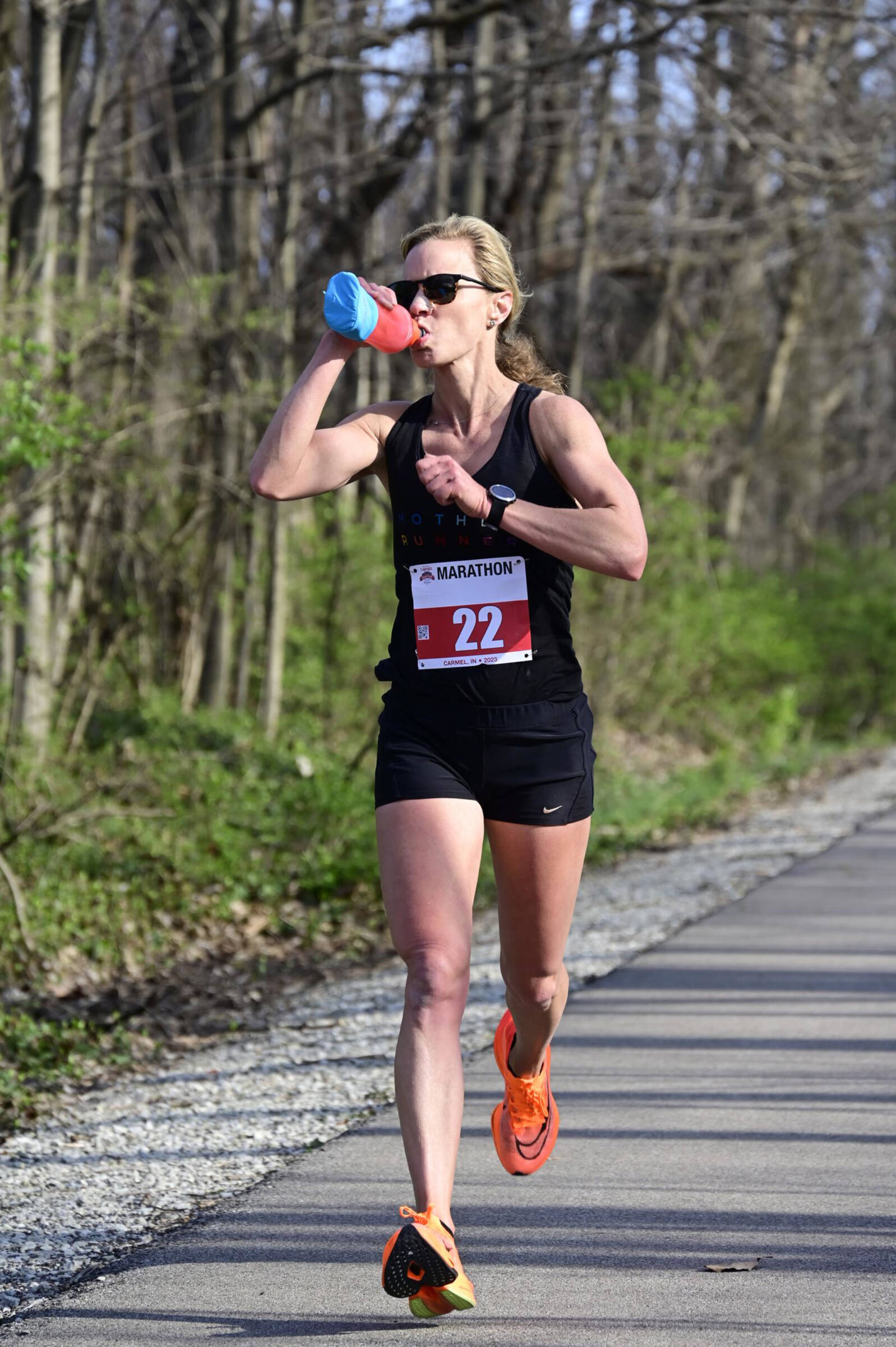 Run With a Water Bottle: How to Carry Water While Running - The Mother ...